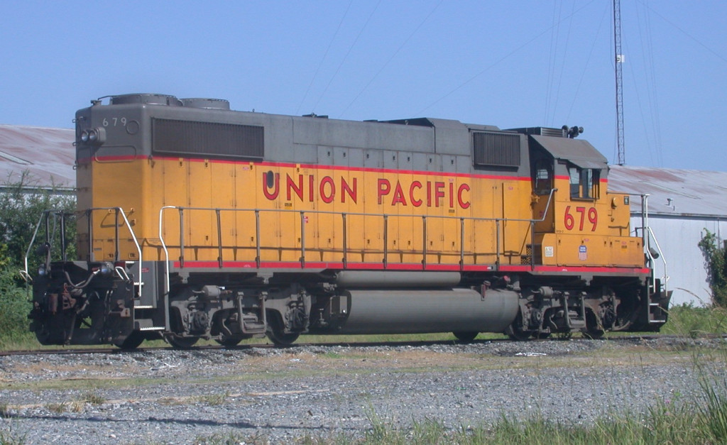 UP 679 24Sep2004 Waiting for a crew at St. Charles and Commerce